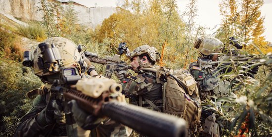 Bureau onderlegger - Soldaten in Actie in Groen Landschap met Bergen - 80x40 cm - 2 mm... | bol