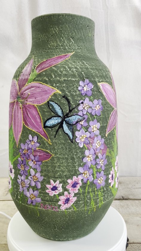 Handbeschilderde design vaas met roze lelies op groen keramiek | bol