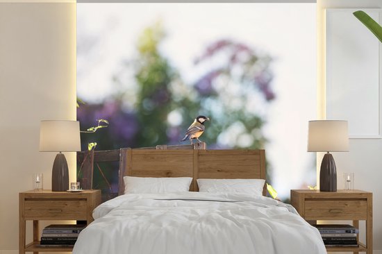 Behang - Fotobehang Koolmees op een houten hek - Breedte 280 cm x ...