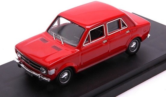 De 1:43 Diecast Modelauto van de Fiat 128 4-Door uit 1969 in rood. De ...