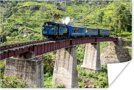 Poster Een stoomtrein over een spoorweg tijdens een zonnige middag - 90x60 cm | bol