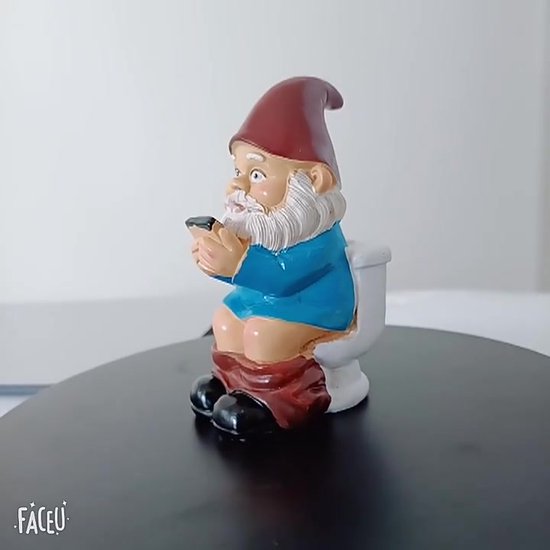 Grappige Kabouter Tuinornamenten-Kabouter op het Toilet met Mobiele ...