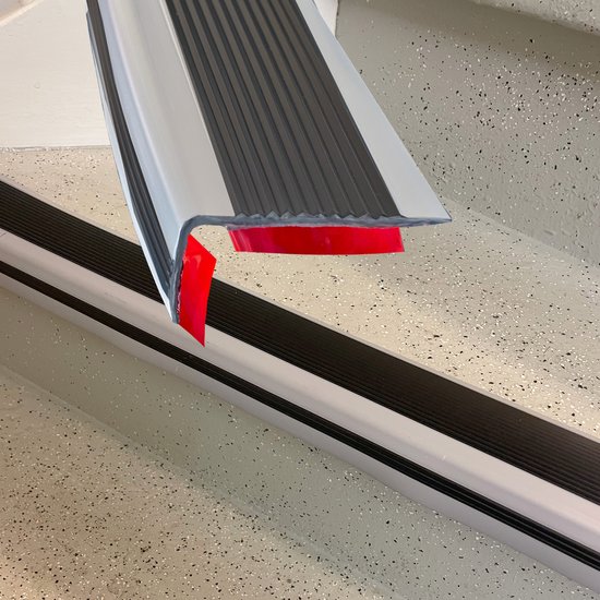 Trapprofiel trapneusprofiel - 115cm lengte - Grijs met zwarte bies ...