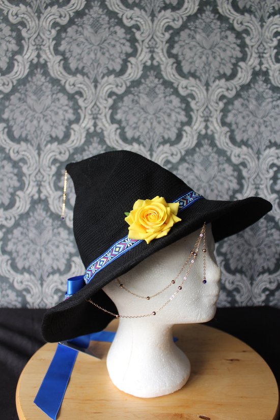 Heksenhoed gehaakt met blauw/geel lint en gele roos | bol