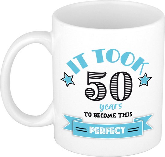 Bellatio Decorations Verjaardag cadeau mok 50 jaar - blauw - grappig - 300 ml -... | bol