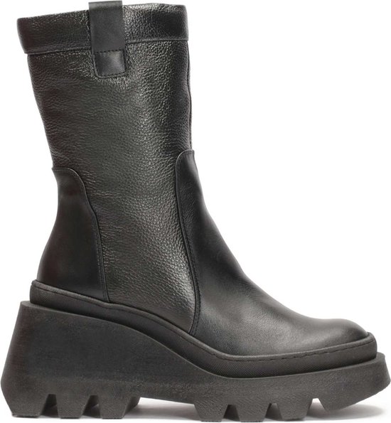 Zippered boots set on an anchor boot | bol