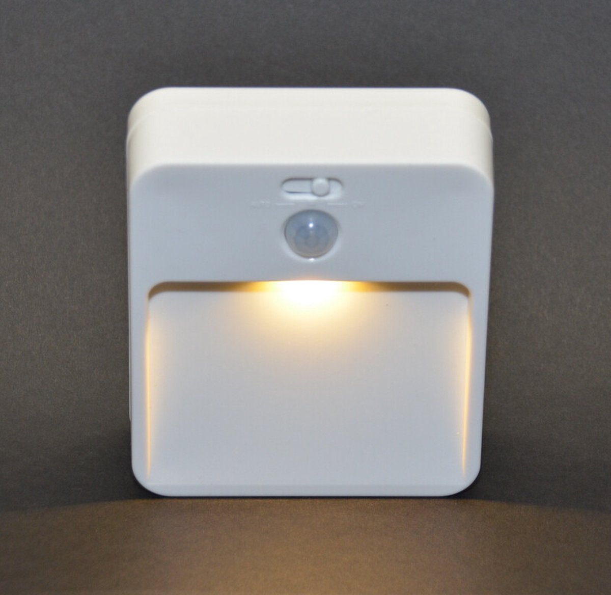 LED-nachtlampje, warmwit, werkt op batterijen met bewegingsmelder welke ...