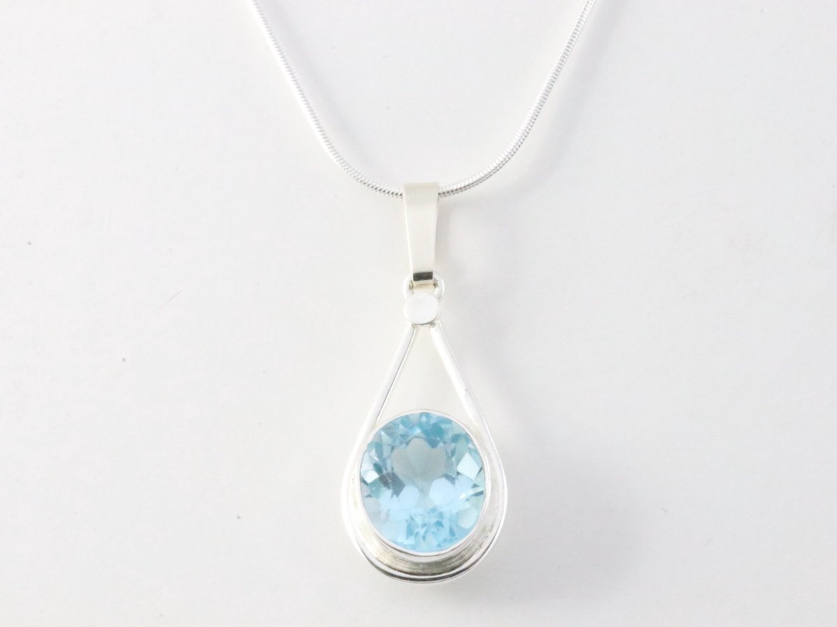 Zilveren hanger met blauwe topaas aan ketting | bol.com