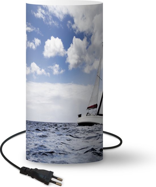 Lamp - Nachtlampje - Tafellamp slaapkamer - Zeilboot onder de bewolkte ...