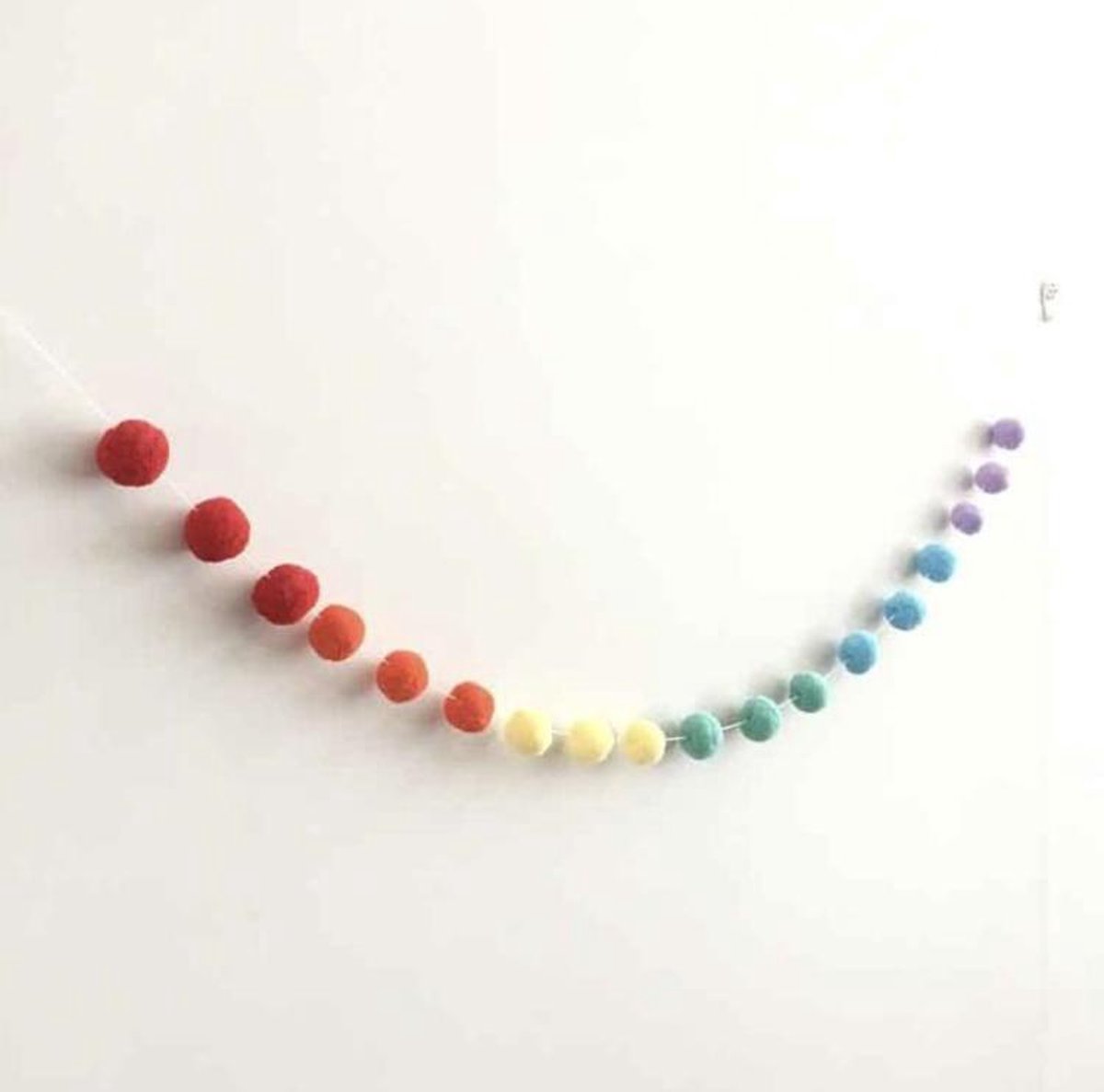Handgemaakte Pom Pom Guirlande ? Slinger in vrolijke zomer kleuren ...