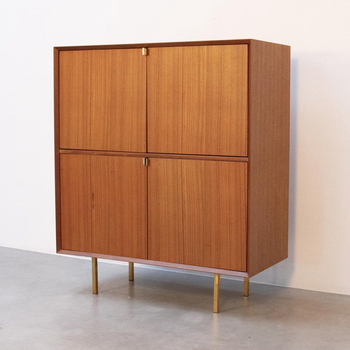 Furnified - Hoog Dressoir - Bob - Retro (100cm) - Gouden Rechte Poten ...