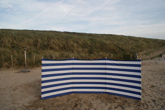 Strand Windscherm 4 meter Dralon kobalt blauw/wit met houten stokken | bol