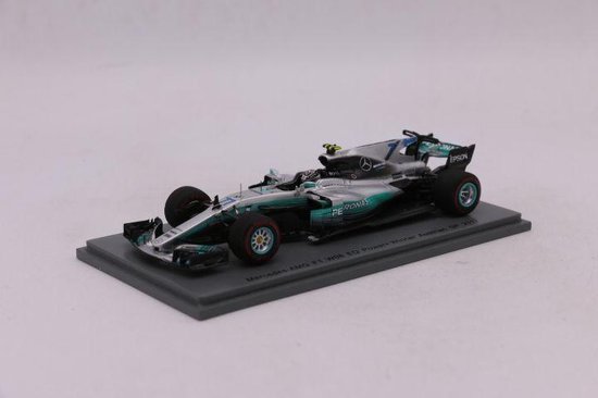 De 1:43 Diecast modelauto van de Mercedes AMG Petronas Hybrid F1 Team ...