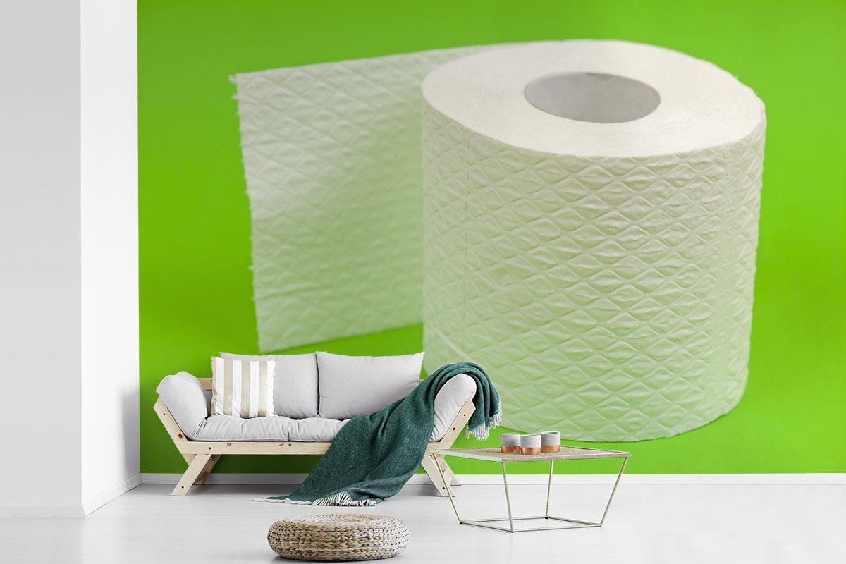 Behang - Fotobehang - Wc-rol op groen - Breedte 420 cm x hoogte 280 cm ...
