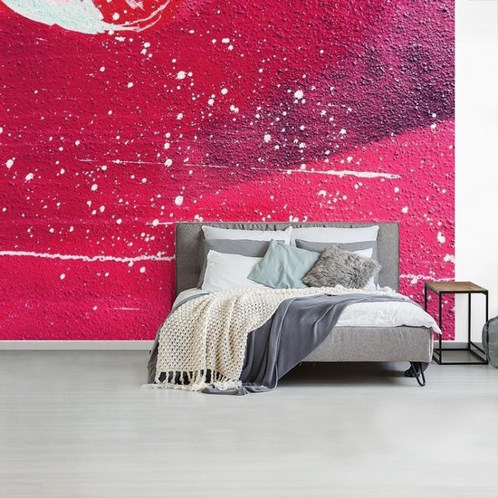 Behang - Fotobehang Een roze streetart met druppels - Breedte 400 cm x ...