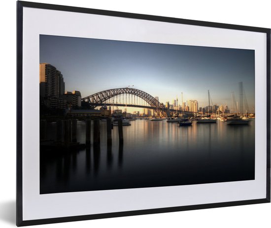 Fotolijst incl. Poster - Boten voor de Sydney Harbour Bridge in ...
