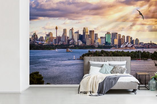 Behang - Fotobehang Zonnestralen schijnen op de Australische stad Sydney - Breedte 420... | bol