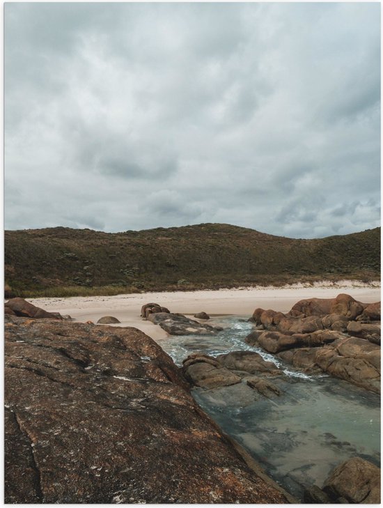 Poster (Mat) - Berg achter Stenen in de Zee aan het Strand - 30x40 cm Foto op... | bol