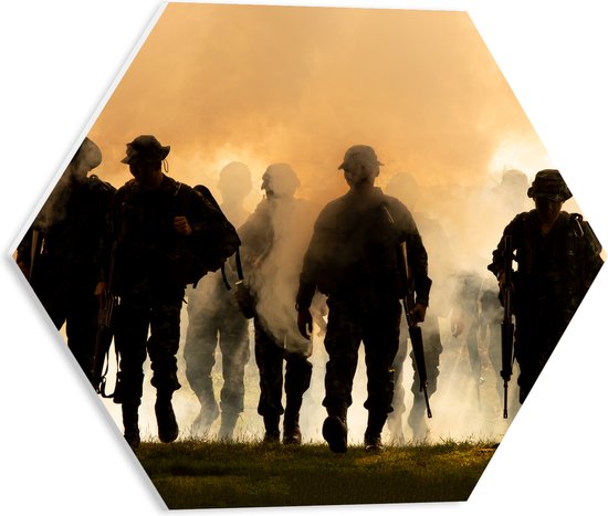 PVC Schuimplaat Hexagon - Groep Soldaten Weglopend van Rook - 40x34.8 ...