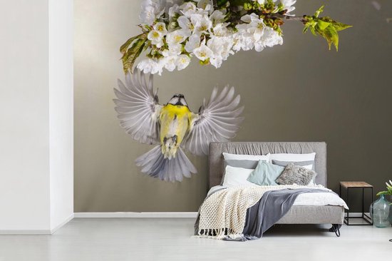 Behang - Fotobehang - Witte bloemen waar de koolmees naar toe vliegt ...