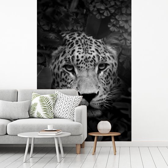 Behang - Fotobehang Panter tussen de bloemen in de jungle - zwart wit ...