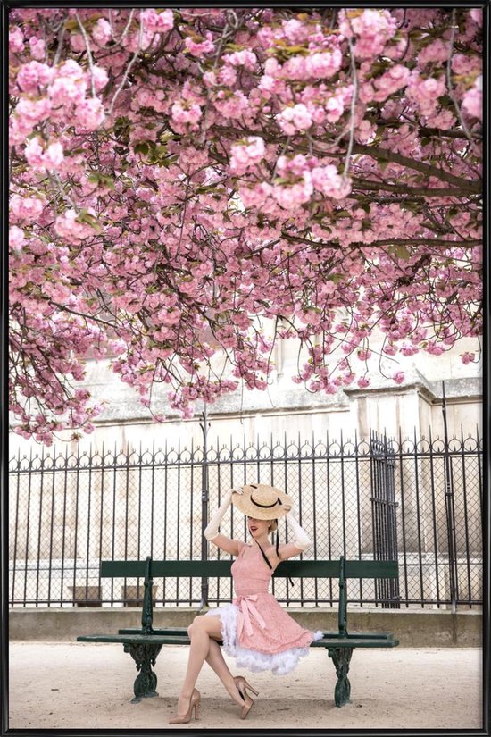 JUNIQE - Poster in kunststof lijst Lady at the Cherry Blossom -30x45 ...