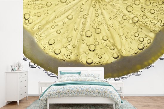 Behang - Fotobehang Een plakje citroen met bubbels - Breedte 390 cm x ...