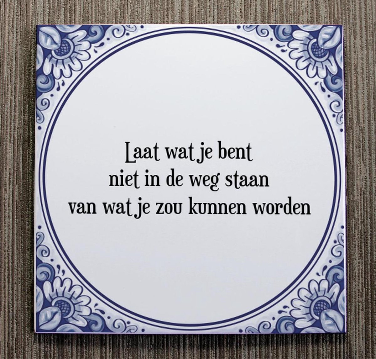 Tegeltje met Spreuk (Tegeltjeswijsheid): Laat wat je bent niet in de weg staan van wat... | bol.com