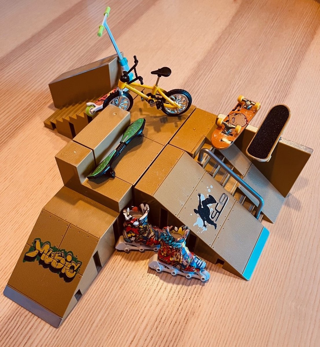 Vinger skateboard park - 12-delig - skate ramps - 2 mini skateboards ...