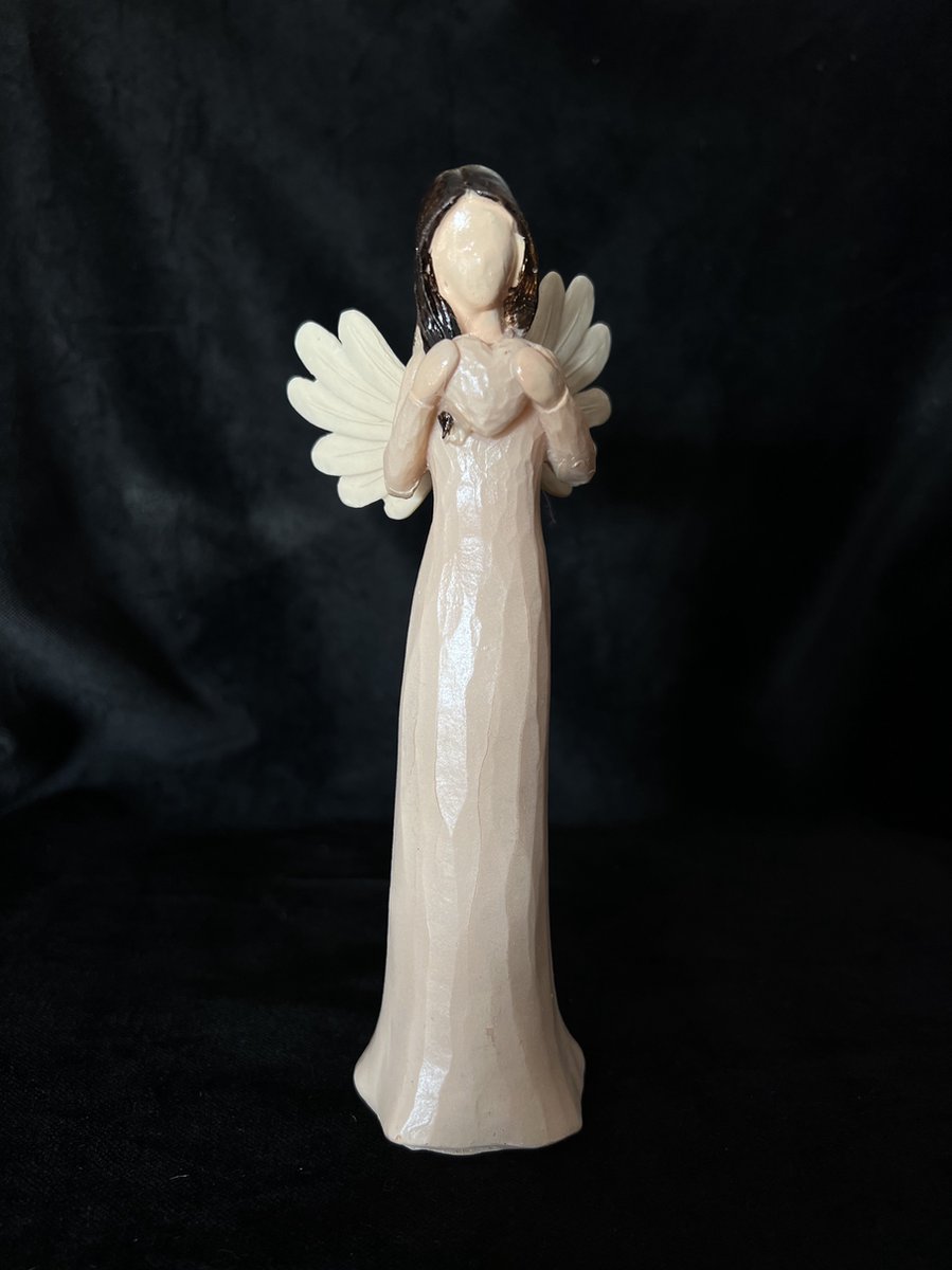 Een prachtig engelen beeld, engel met een hartje van liefde .20cm | bol