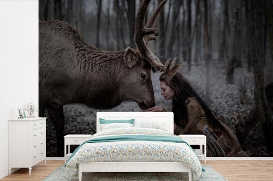 Behang - Fotobehang Hert - Vrouw - Gewei - Bos - Breedte 360 cm x ...