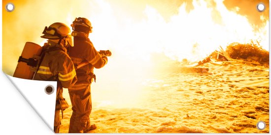 Wanddecoratie buiten Brandweermannen tijdens oefening - 160x80 cm ...
