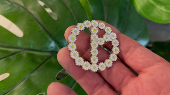 Madelief Margriet Speld Broche 4.8 cm / 4.8 cm / Wit Geel Zilver | bol