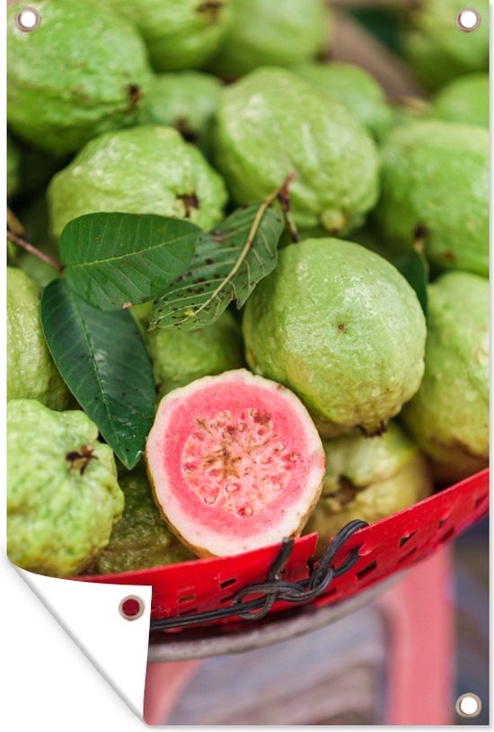 Tuinposters buiten Guave op een toonbank op een vintage Aziatische ...