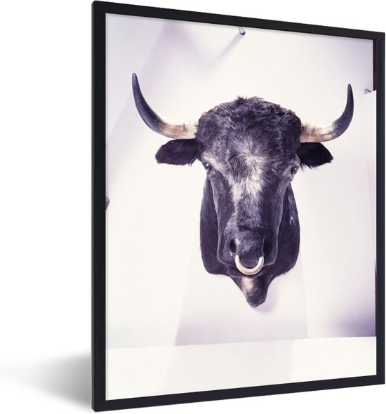 Fotolijst incl. Poster - Een stier met een ring tegen een witte ...