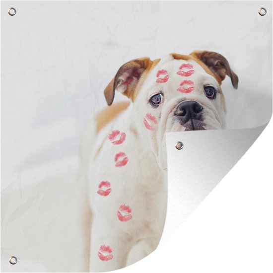 Tuinposters Afbeelding van een hond die onder de rode lippen afdruk zit ...