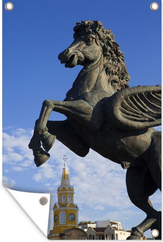 Tuinposters buiten Een Pegasus standbeeld op het stadsplein van ...