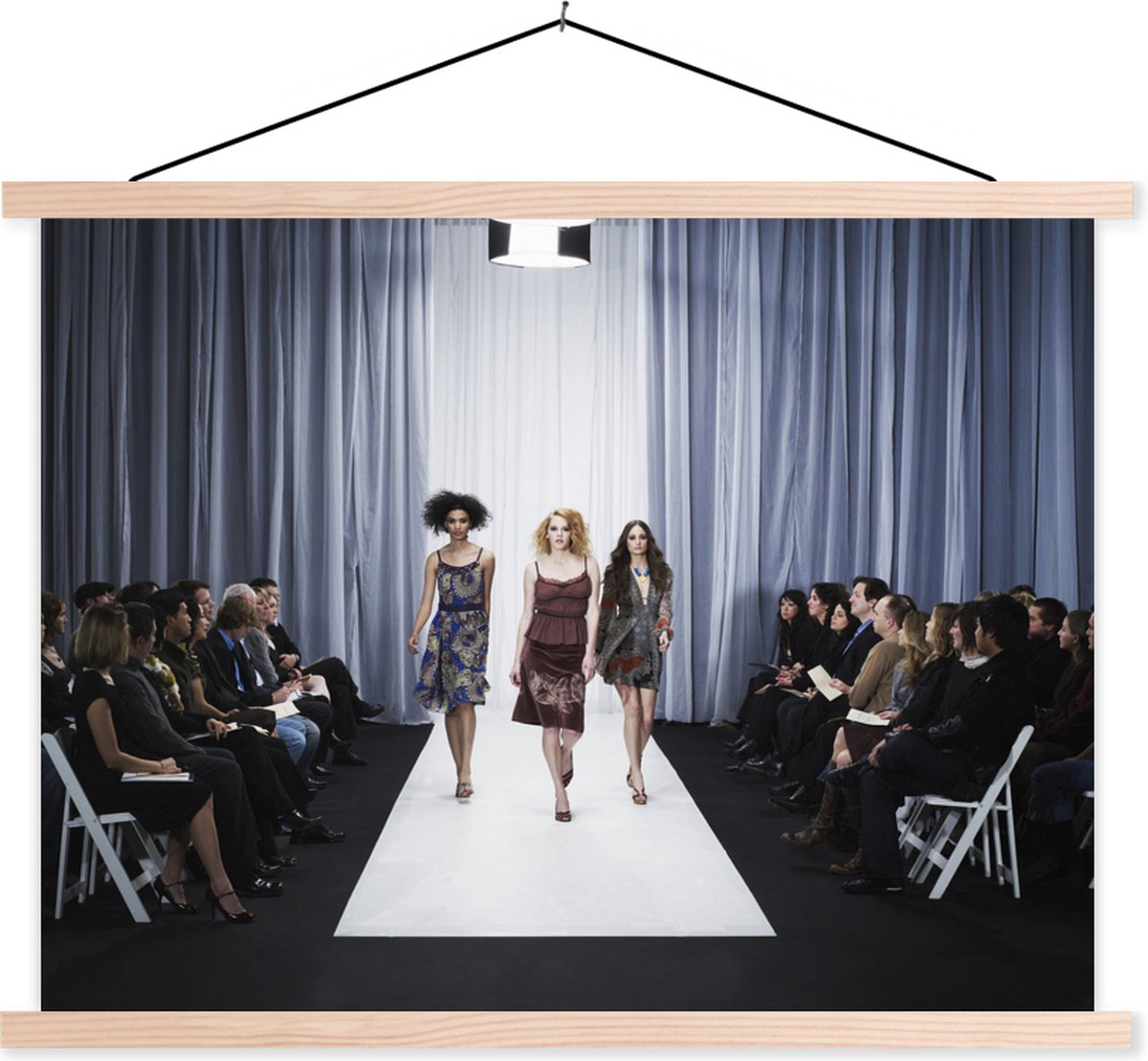 Trois modèles sur le podium lors d'un défilé de mode affiche ...