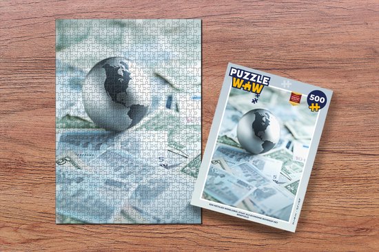 Puzzel Een metalen wereldbol staat als economie bovenop het briefgeld ...