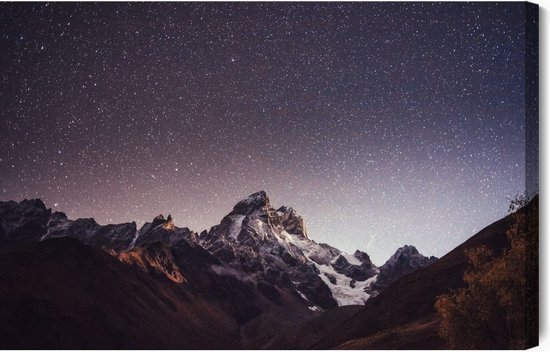 Schilderijkoning - Canvas Schilderij De Sterrenhemel In De Bergen - 120 x 80 cm | bol