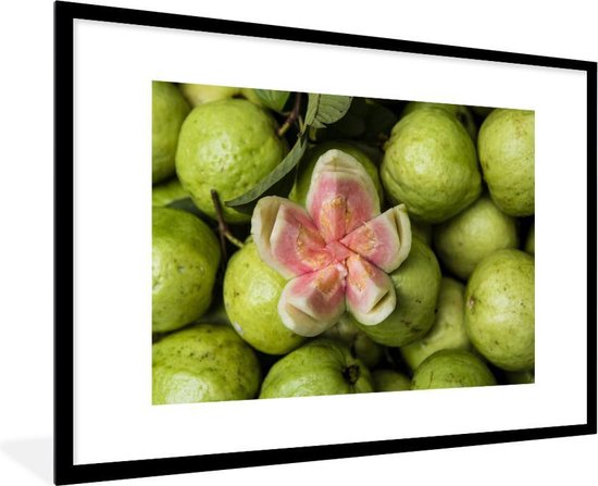 Fotolijst incl. Poster - Tropische vrucht guave op een straatmarkt ...