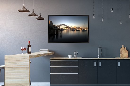 Fotolijst incl. Poster - Boten voor de Sydney Harbour Bridge in ...