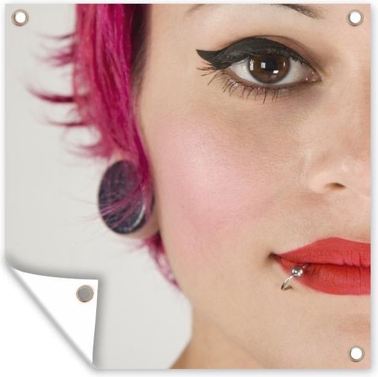 Tuindoek Excentrieke vrouw met piercings - 100x100 cm | bol.com