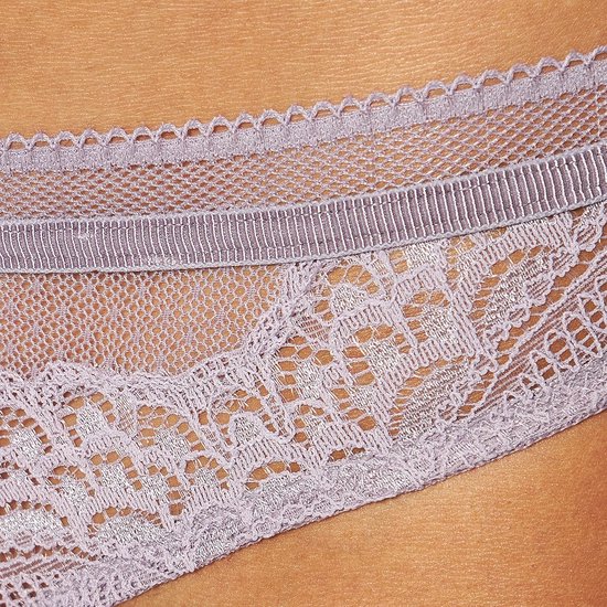 Dames String van Gebogen Kant en Gestippelde Tule | bol