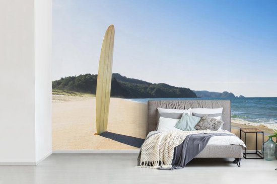 Behang - Fotobehang Een lichtgekleurde surfplank - Breedte 360 cm x ...