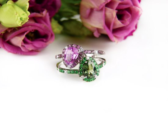Ring in wit goud gezet met roze saffier, groene saffier, groene ...