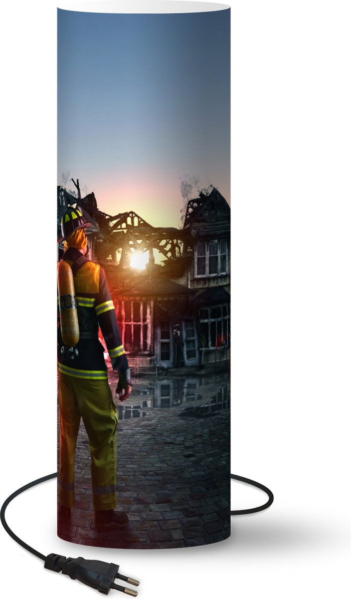 Lampe Police, ambulance, pompiers - Pompier devant maison incendiée ...