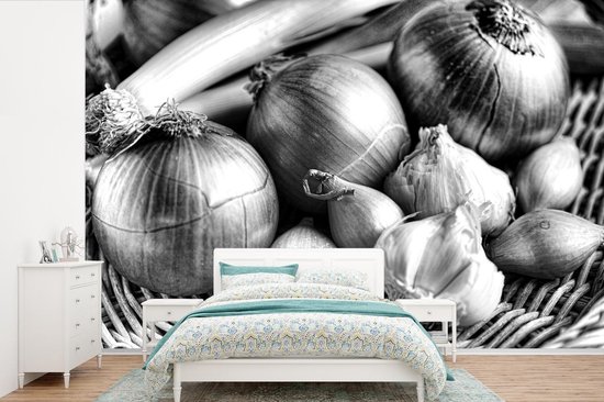 Behang - Fotobehang Verschillende kleuren uien met knoflook in een mandje - zwart wit... | bol