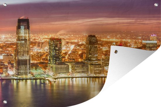 Tuinposters buiten De stadslichten van Jersey City schijnen in de ...