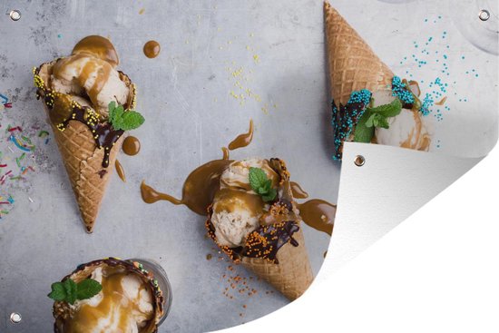 Tuinposters buiten IJs met karamelsaus en muntblaadjes - 90x60 cm | bol.com